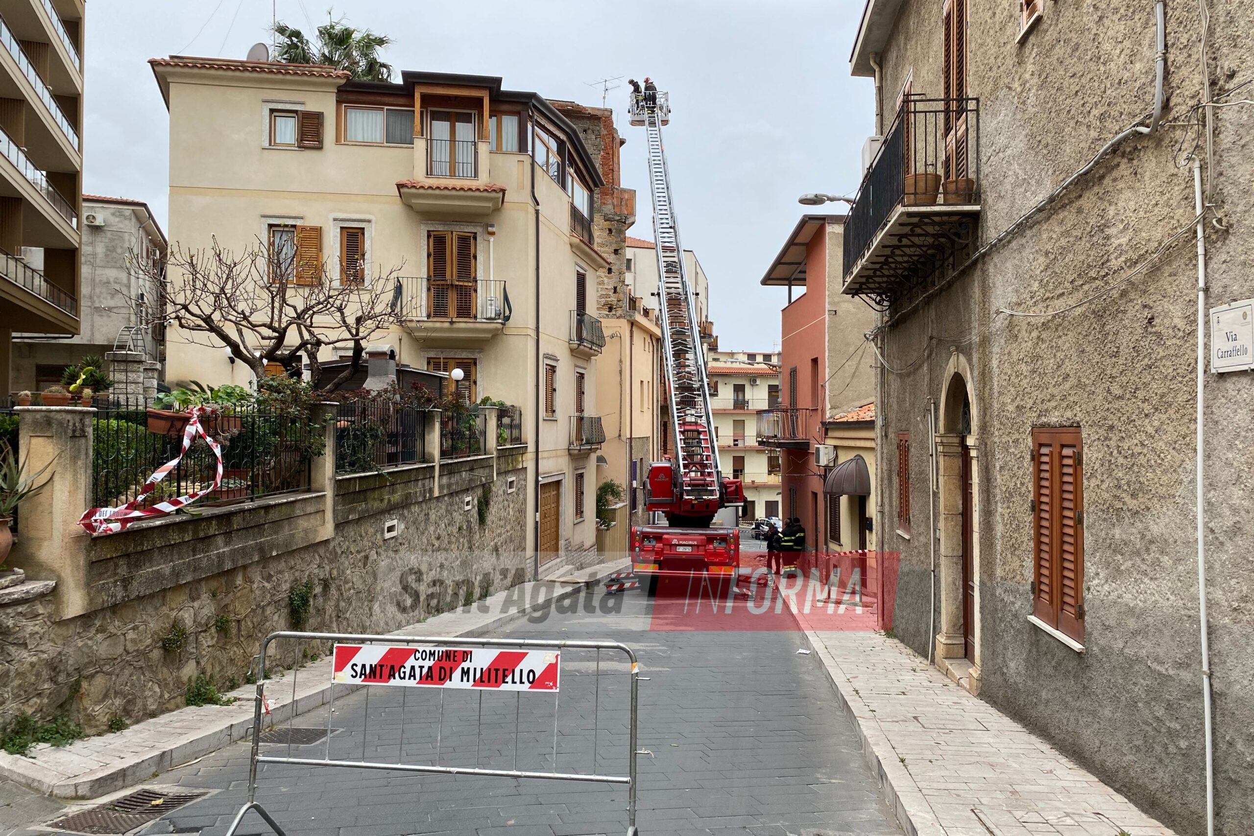 Calcinacci giù da un tetto in via Carraffello. Intervento dell ...